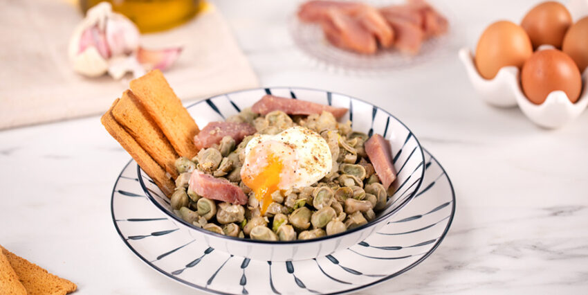 Fried baby broad beans with egg and bonito loin | Ricardo Fuentes Salazones